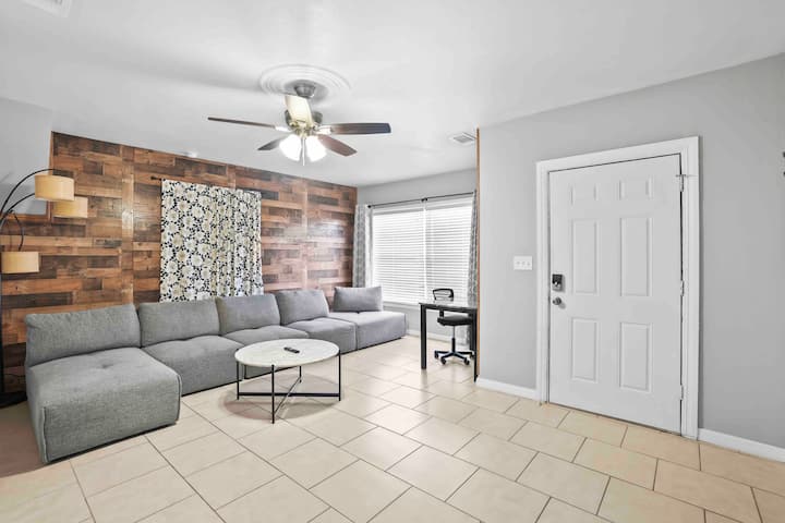 Tampa Getaway 2br 1ba Home| Minutes From Downtown - Tampa, FL