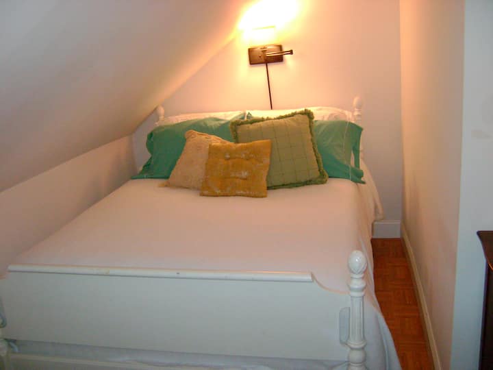 Cozy Weekend In The Athens Room - Hudson, NY