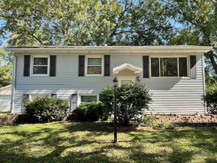 Cheerful 5 Bedroom Home-free Parking On Premises. - Champaign, IL