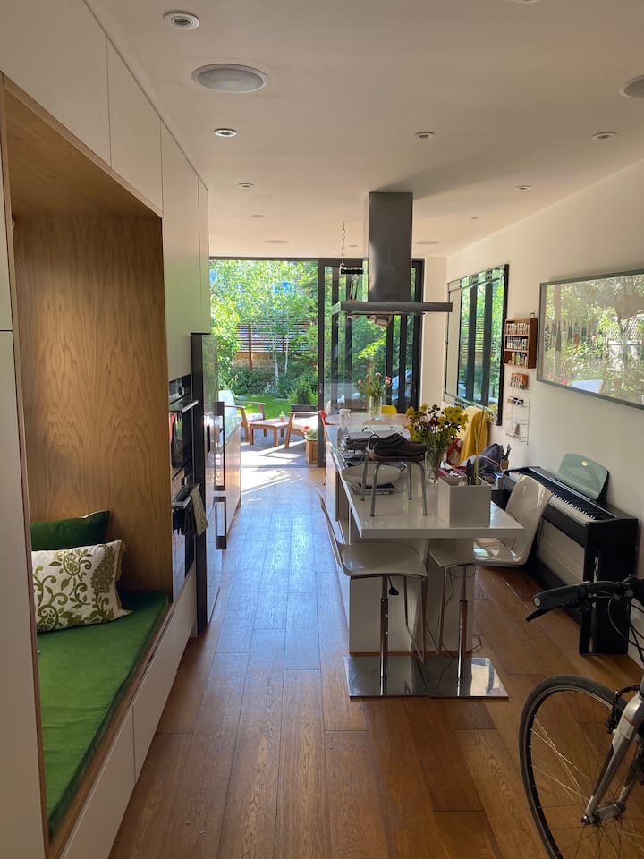 Beautiful 4 Bed House + Garden In London - Londres