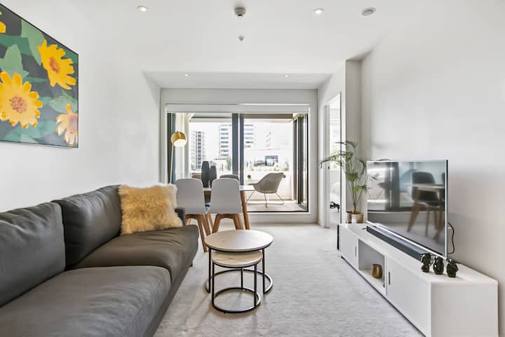 Enjoy This Amazing Location + Carpark, Pool, Gym - Auckland