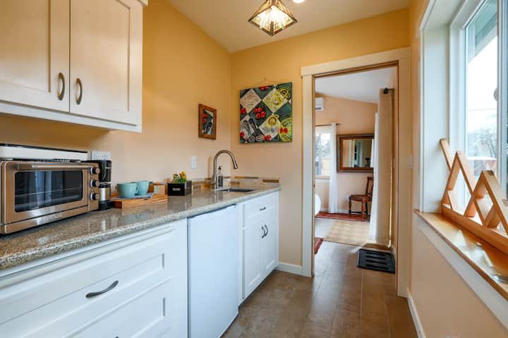 Quiet, Sparkling, Private, Fenced Garden Studio - Happy Valley, OR