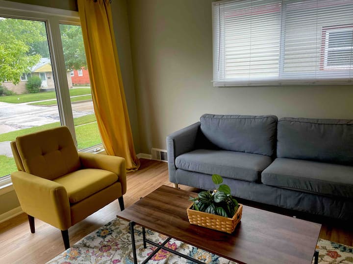 Sunny Milwaukee Home In Safe, Quiet Neighborhood - Brookfield, WI