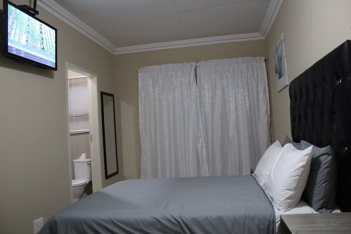 M N M Guesthouse: Double Bed With En-suite. Room 5 - Mankweng