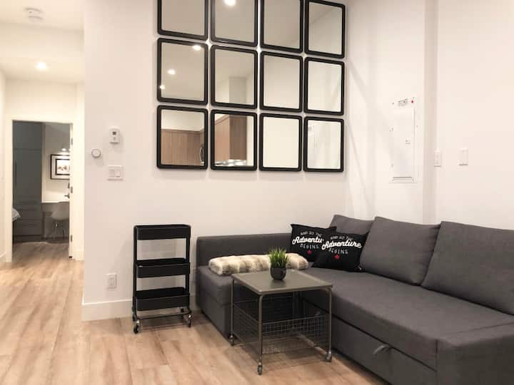 Maple House (3 Beds +1 Sofa Bed) Basement Suite - North Vancouver