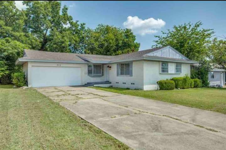 Nice Home In City Of Dallas - DeSoto, TX