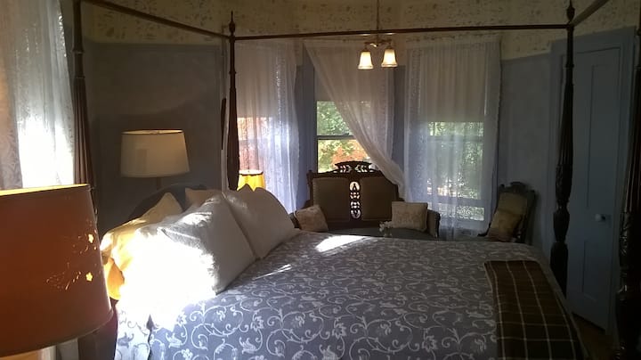 Romantic Intown Fireplace Rm With Modern Amenities - Lambertville, NJ