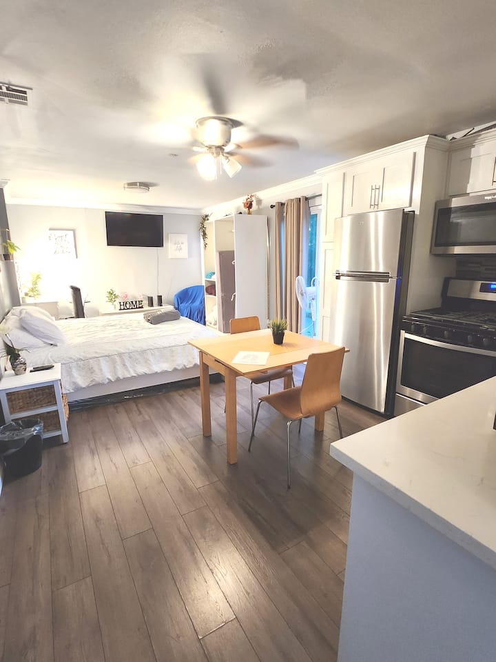 #1 Private Guesthouse. King Bed - Torrance, CA