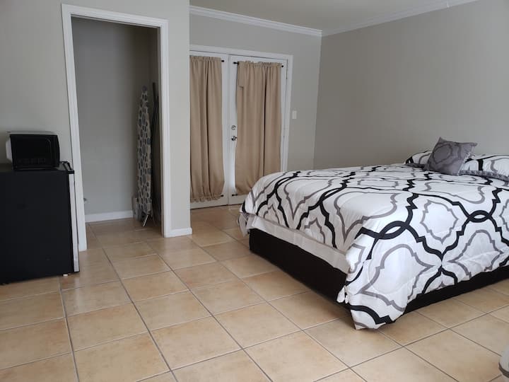 Melrose #1, Master Bedroom 2 Queens , Private Bath - Phoenix, AZ