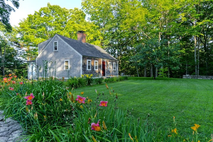 Cherry Cottage: Modern Comfort, Antique Charm - Lake Winnipesaukee, NH