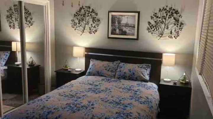 Beautiful Stylish 5 Bdrm W/2 Kitchens & Living Rms - Grande Prairie