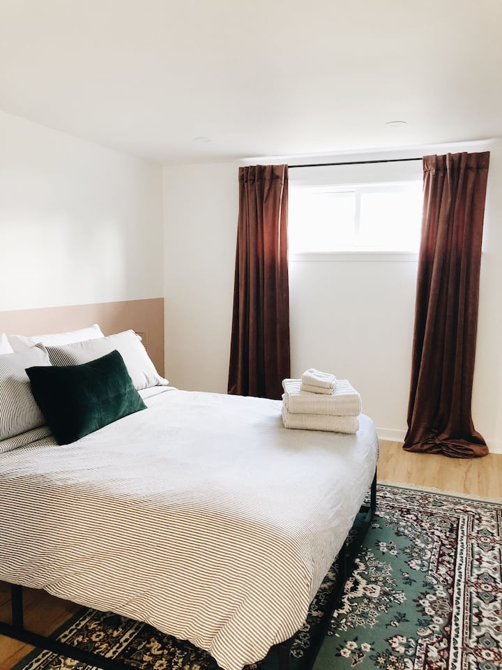 Bright + Cozy Fireplace Basement Suite W/ Parking - Kingston