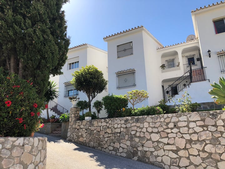 Pearl Miraflores, Close To Beach, Sea + Pool View - Calahonda