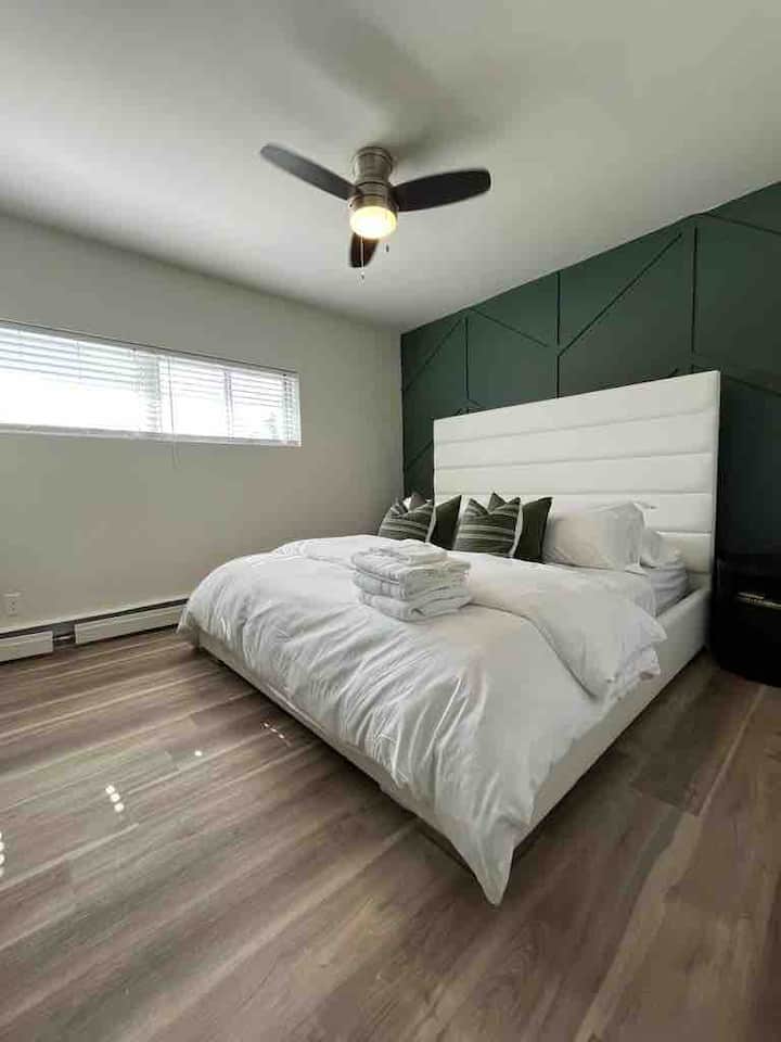 Meet Olive ~ Spacious Living With King-sized Beds! - Calgary