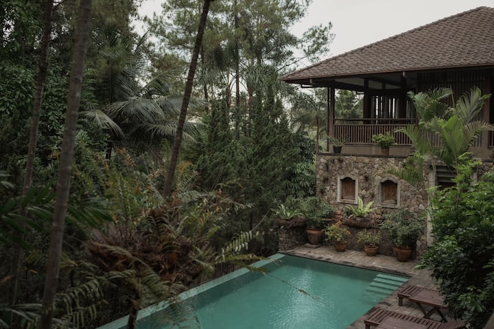 Villa Baris G With Amazing Pool - Bandung