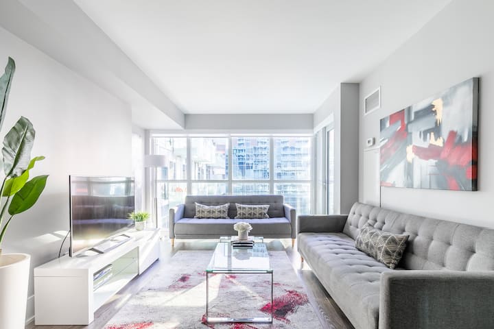 Beautiful Condo + Cn Tower View + Free Parking - Toronto, ON