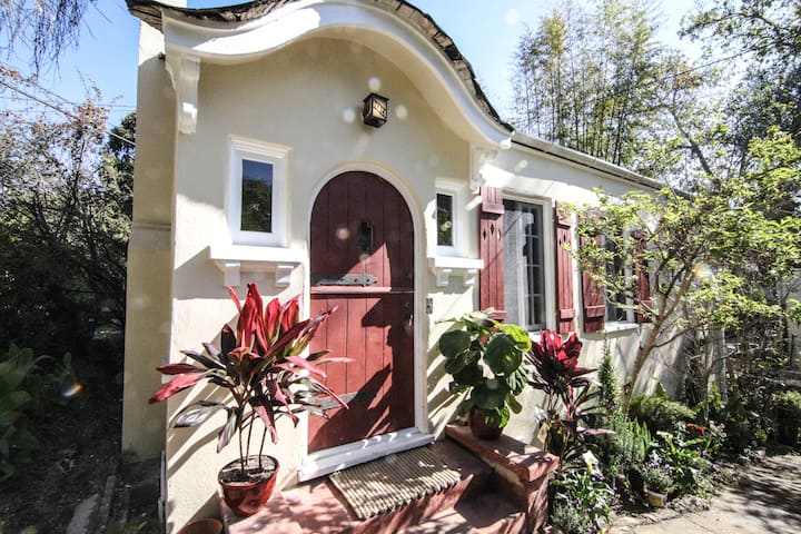 Cottage With Private Deck (4) - Hollywood, CA
