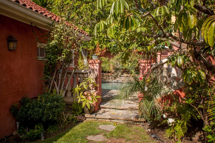 Enchanting Guest Suite In Hollywood ! - West Hollywood, CA