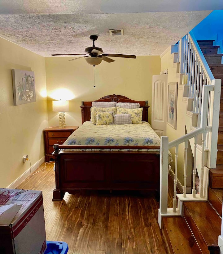 Loft Style Private Room With Upstairs New Kitchen - Northside - Houston