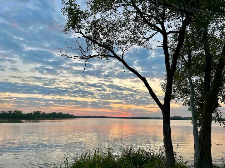 Cozy Lakeside Cottage For Families And Fun Seekers - Council Bluffs, IA