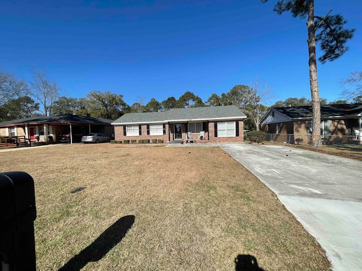 Cozy 4 Bedroom House With Plenty Of Room To Relax. - Albany, GA