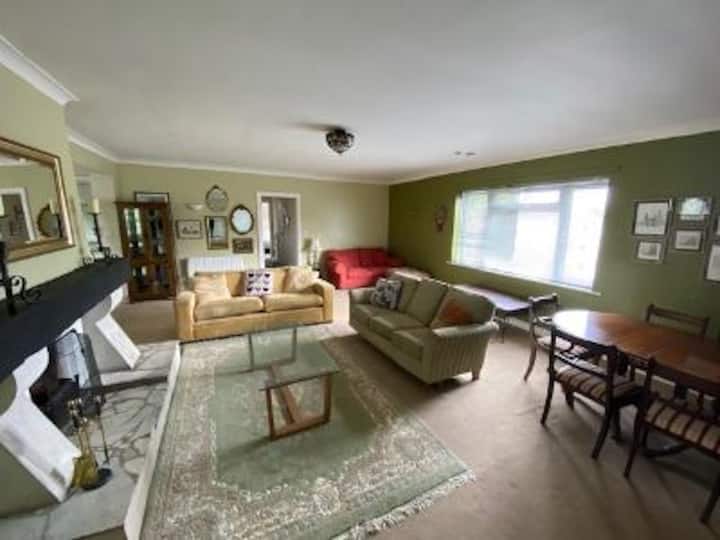 Spacious Apartment With Private Garden - Torquay