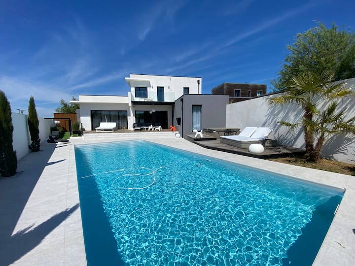 Maison D Architecte Piscine Chauffée Et Spa - La Rochelle