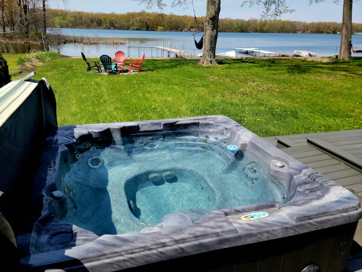 Lake Escape—hot Tub, Dock & Sleeps 12, 2 Kayaks - Vicksburg, MI