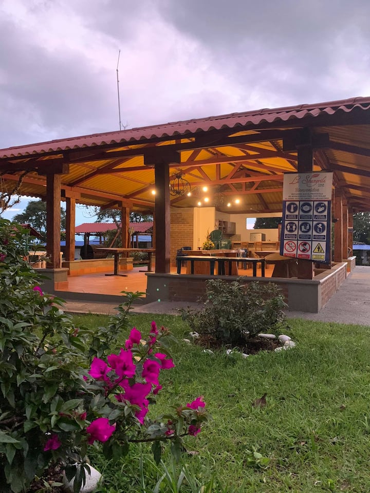 Hermosa Finca Cerca Al Parque Del Cafe Montenegro - Armenia