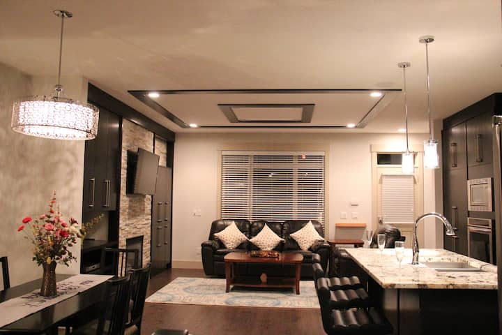 Modern 2-storey 2600 Sq Ft Duplex Near Downtown - Calgary