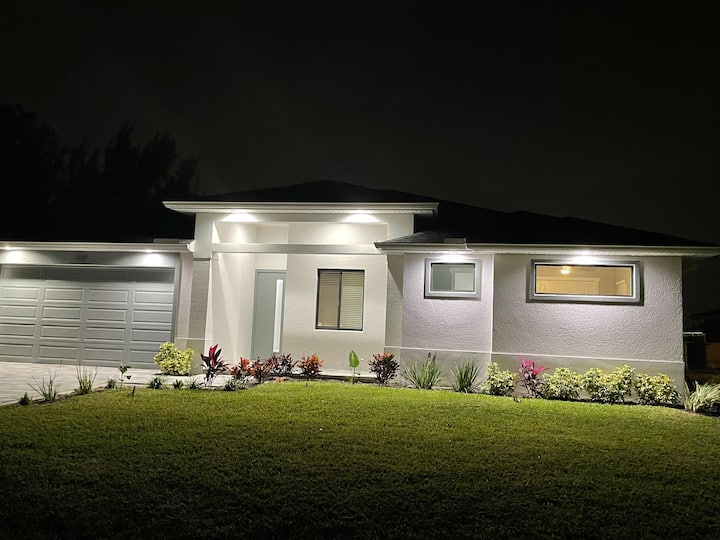 “Modern Luxury”waterfront, Heated Pool. - Cape Coral, FL