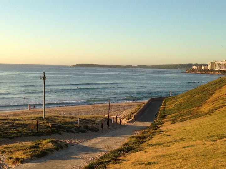 Modern Spacious Beachside Apartment - Cronulla
