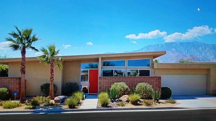 Classic, Chill, Luxe Resort + Tesla Charger - Palm Springs, CA