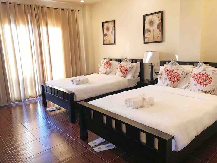 Amboy: High Ceiling Quad Balcony Room Near Beach - Ivana