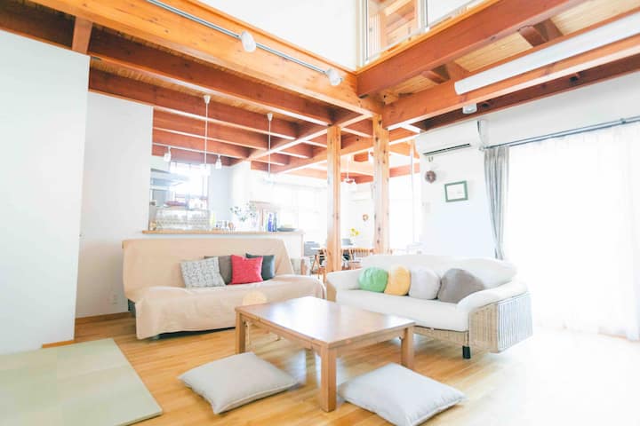 浜松市　赤ちゃん子どもOkファミリールーム有！最大12名可！吹き抜け大空間の木のお家a-house - Hamamatsu