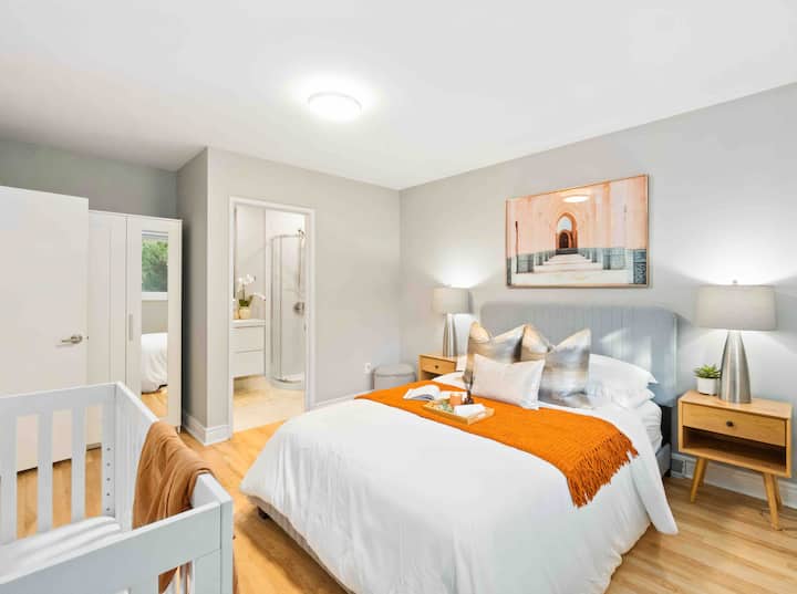 Modern 4br Gem: 10 Mins To Downtown + Free Parking - Ottawa