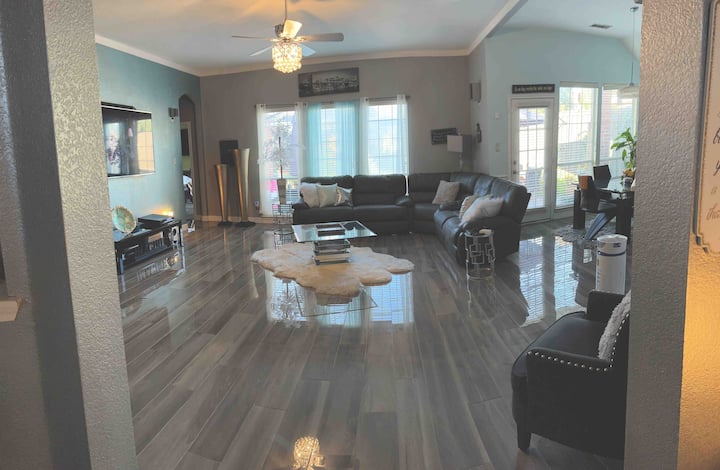 4br Vacation Haven W/ Pool/deck Relaxing Backyard - Grand Prairie, TX