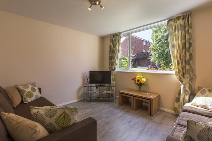 2 Bed Cosy House Inside City Walls, Free Parking - York