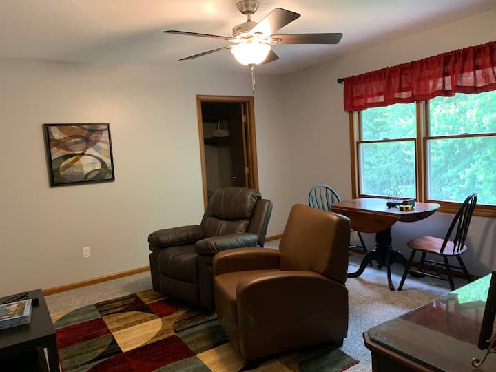 Lofty Spaces, Entire Upper Level, 5 Mi From Town - Middlebury, IN