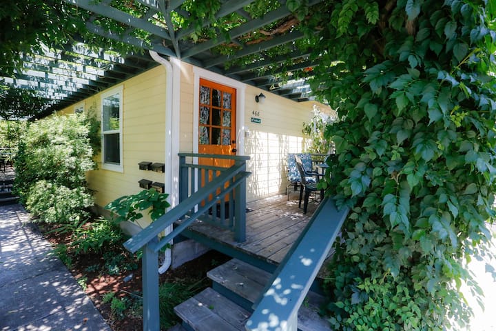 Abbott's Cottages - Cardinal - Ashland, OR