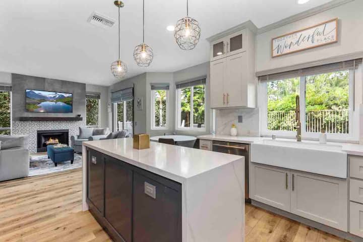 Beach Town Gem! 4 Bedrooms, 3 Bathrooms + Office! - 拉古納海灘