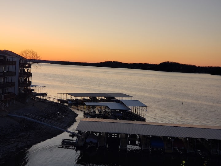 Updated 2br Vaulted Ceilings W Main Channel View - Lake Ozark, MO