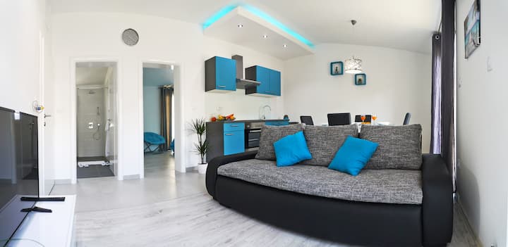 Sky Blue Apartment With Free Parking And Balconies - Split
