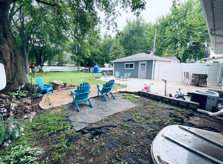 Family Fun House-theater-large Fenced In Backyard - Appleton, WI