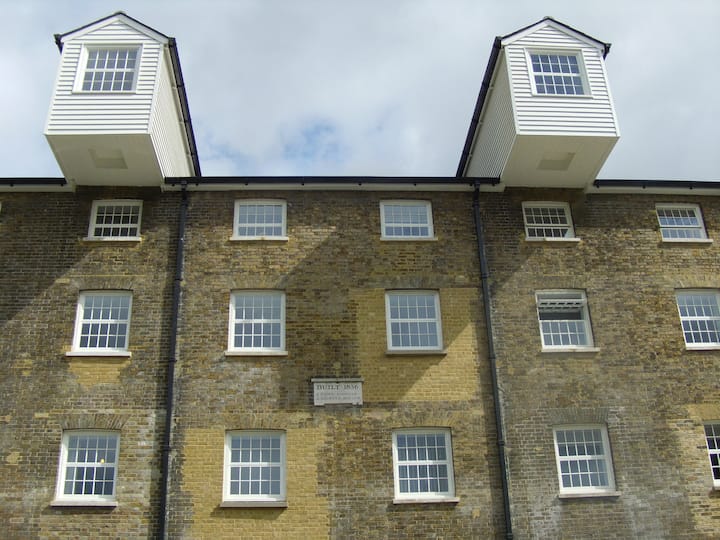 Penthouse At The Mill - Iconic Waterside Living - Hayes