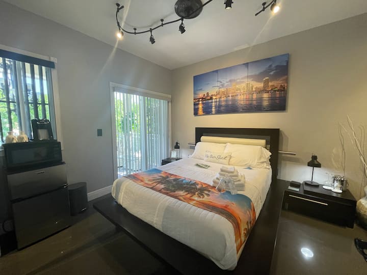 Bright Room #1 W/balcony • Near Florida Keys. - Homestead, FL