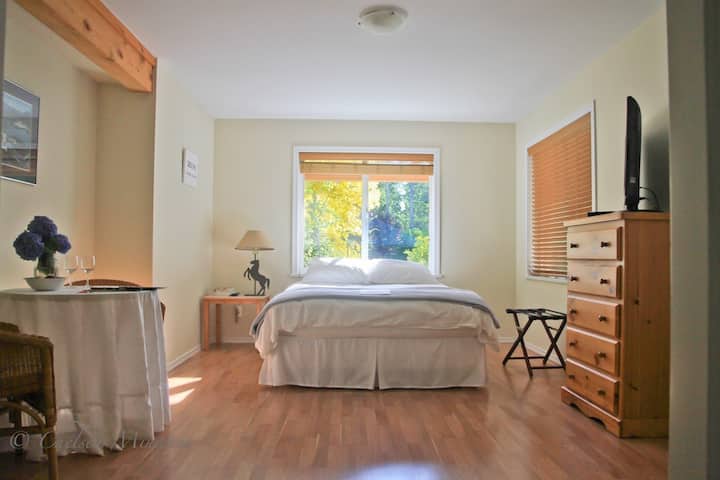 The Apple Room - Bowen Island