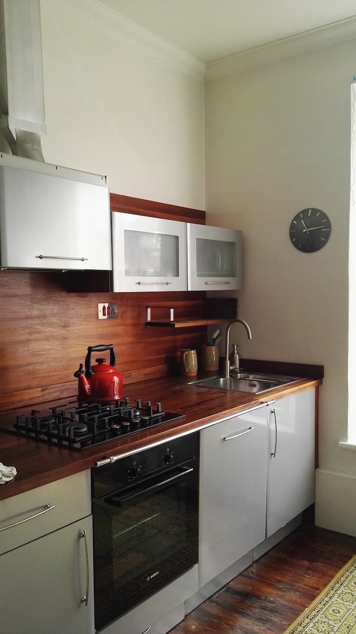 Room In A Victorian Terraced House - Street View - Central London