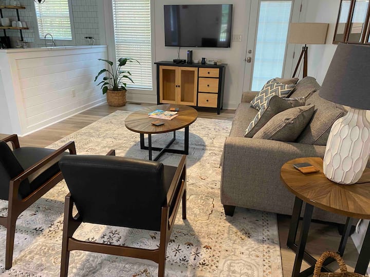 Modern 3-bdrm One-level W/fenced Backyard - Apex! - Apex, NC