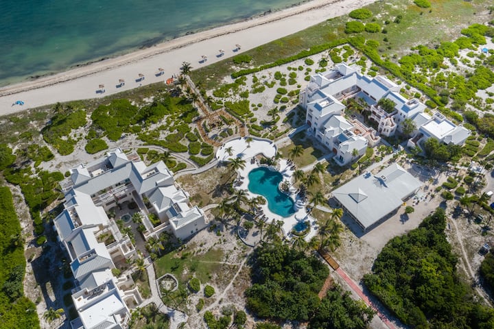 3 Bdrm Pool View Newly Renovated Hot Tub Beach - Turks and Caicos Islands